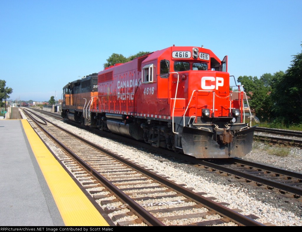 CP 4616 & SOO 2057 (Wrightwood Station)